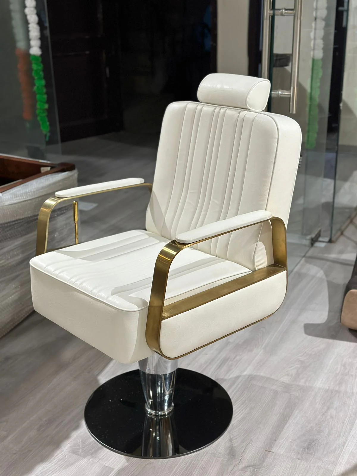 Modern Gold Hydraulic Swivel Hairdressing Chair